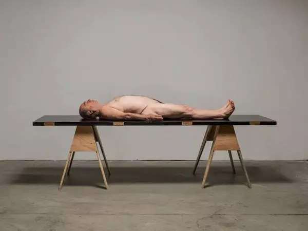 Paul McCarthy Horizontal (2012) Ảnh: Fredrik Nilsen qua Schinkel Pavillon