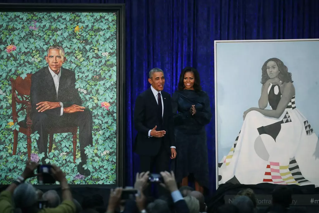 Ny filoha amerikana teo aloha Barack Obama sy ny vadin'ny filoham-pirenena teo aloha Michelle Obama dia nijoro teo akaikin'ny sarin'izy ireo vao naseho nandritra ny lanonana tao amin'ny Smithsonian's National Portrait Gallery, tamin'ny 12 Febroary 2018 tao Washington, DC. (Sarin'i Mark Wilson/Getty Images)