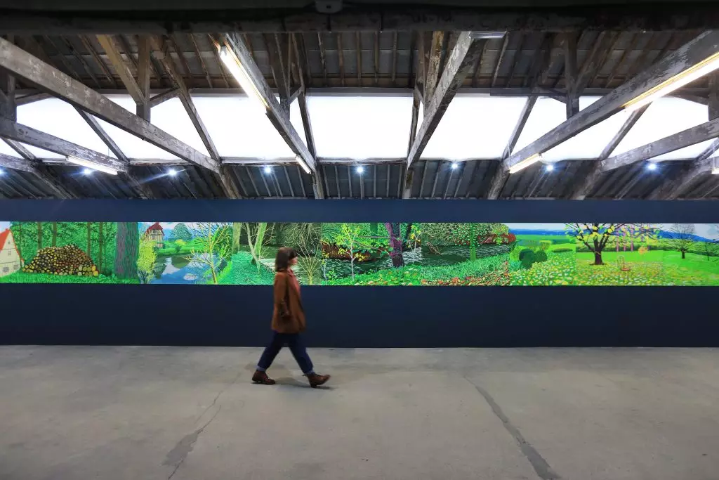 David Hockneys bisher größtes Bild, A Year In Normandy in Salts Mill, Saltaire, West Yorkshire. Das Kunstwerk vereint einige der 220 iPad-Arbeiten, die Hockney im Laufe des Jahres 2020 geschaffen hat. Bild von Lorne Campbell / Guzelian.