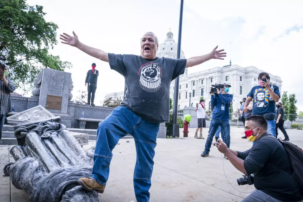 Mike Forcia, do Black River Anishinabe, celebrou despois de que a estatua de Cristóbal Colón fose derrubada fronte ao Capitolio do estado de Minnesota en St. Paul o mércores 10 de xuño de 2020. Foto de Leila Navidi/Star Tribune a través de Getty Images.