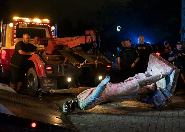 Unha estatua do presidente confederado Jefferson Davis está cargada nun camión de remolque despois de que foi tirada do seu pedestal na Monument Avenue en Richmond, VA o 10 de xuño de 2020. Cortesía de The Washington Post a través de Getty Images.