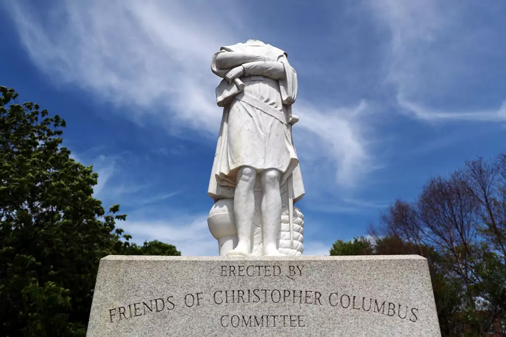 O 10 de xuño de 2020 en Boston, Massachusetts, vese unha estatua que representa a Cristóbal Colón coa cabeza retirada no Christopher Columbus Waterfront Park. Foto: Tim Bradbury/Getty Images.