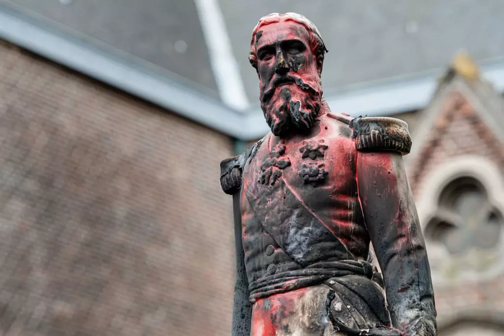 Një statujë e Mbretit Leopold II të Belgjikës është fotografuar më 4 qershor 2020 në Antwerp pasi iu vu zjarri një natë më parë. Foto nga Jonas Roosens/Belga/AFP nëpërmjet Getty Images.