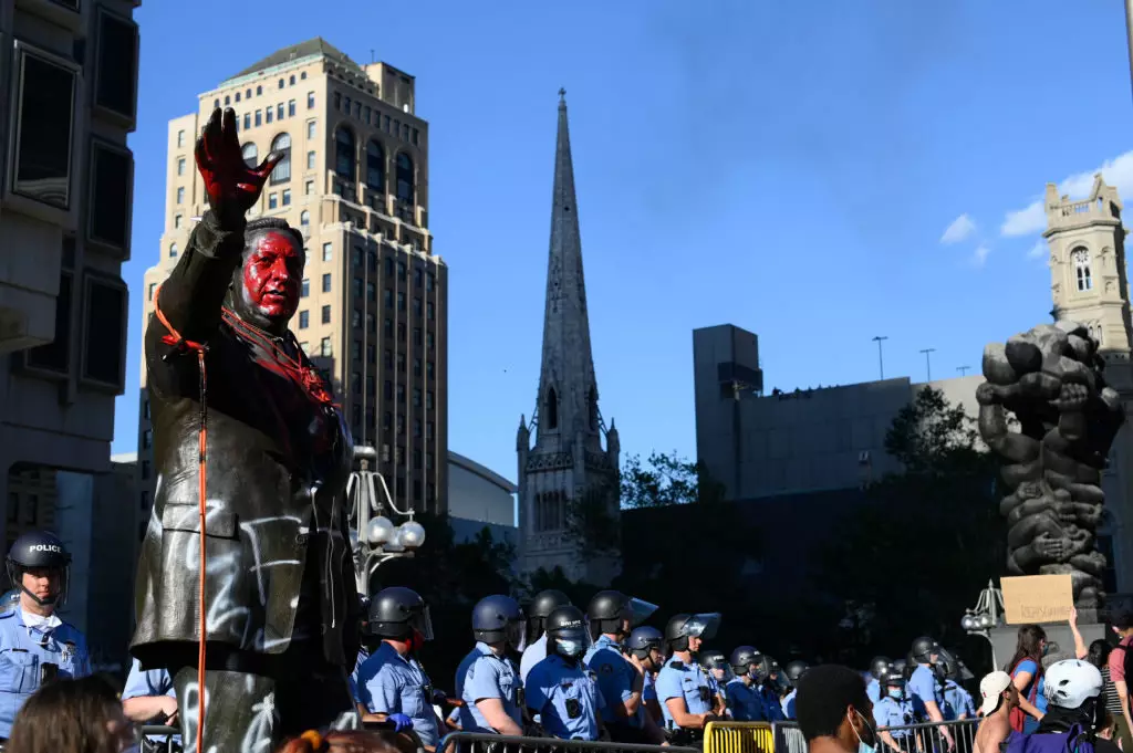 Oficerët e policisë ruajnë statujën e diskutueshme të Frank Rizzo ndërsa protestuesit përleshen me policinë pranë Bashkisë, në Filadelfia, PA më 30 maj 2020. Foto nga Bastiaan Slabbers/NurPhoto nëpërmjet Getty Images.