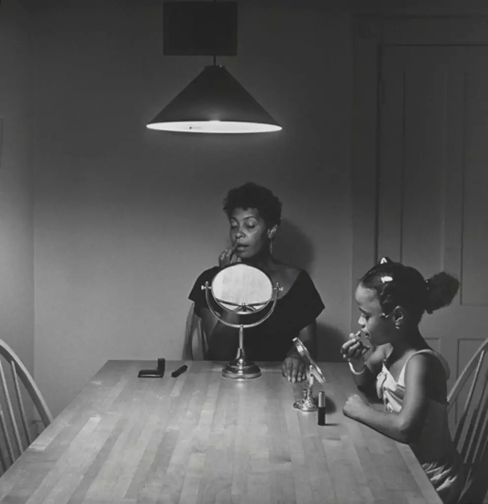 Carrie Mae Weems, គ្មានចំណងជើង (ស្ត្រីនិងកូនស្រីដែលមានការតុបតែងមុខ) ពី Kitchen Table Series, (1990) ។ រូបថតរបស់ Phillip's London។