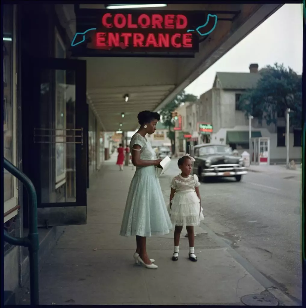 Gordon Parks, Siopa na Roinne (1956). Le caoinchead ón Ard-Mhúsaem.