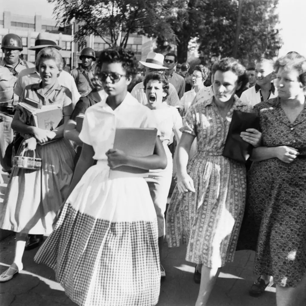 Ga-agụta foto nke Elizabeth Eckford nke The Little Rock Nine (1954).