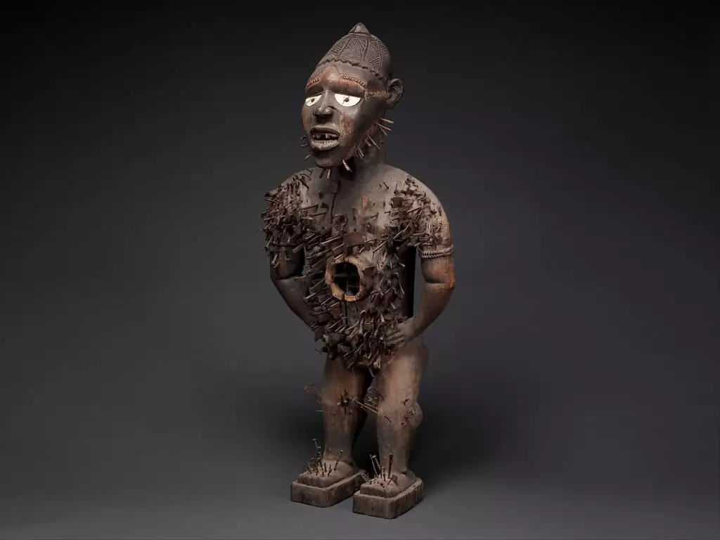 Nkisi Nkondi, 19th century, Republic of Congo, Angola, Chiloango River region. Izinkuni, i-plant fiber, insimbi, i-resin, i-ceramics, i-textile, i-pigment. Yombe artist. Ngokuhlonishwa kwe-Metropolitan Museum of Art.