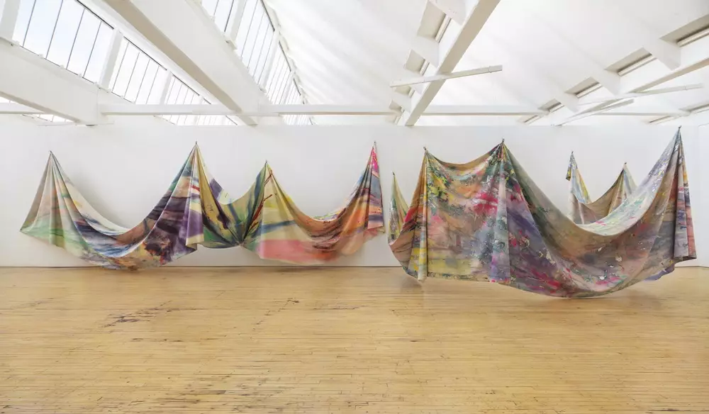 Sam Gilliam, Double Merge (1968). Pamja e instalimit, Dia:Beacon, Beacon, Nju Jork. © Sam Gilliam. Foto: Bill Jacobson Studio, Nju Jork, me mirësjellje Fondacioni Dia Art, Nju Jork