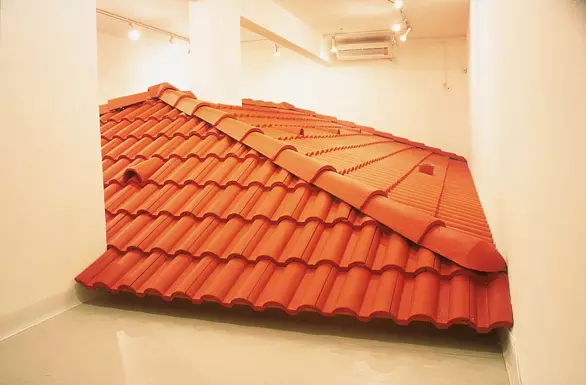 Gal Weistein, Attached to the Ground (1999), претходна верзија на делото Roof (2002) за биеналето во Сао Паоло. Со учтивост на уметникот