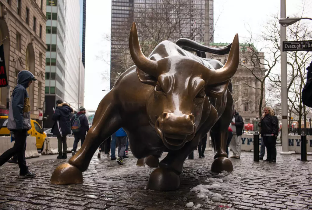 Umfanekiso oqingqiweyo weBull eTshajayo yobhedu ume kufutshane neSithili sezeMali ngoAprili 2, 2018 kwisiXeko saseNew York. Ifoto nguRobert Nickelsberg/Getty Images.