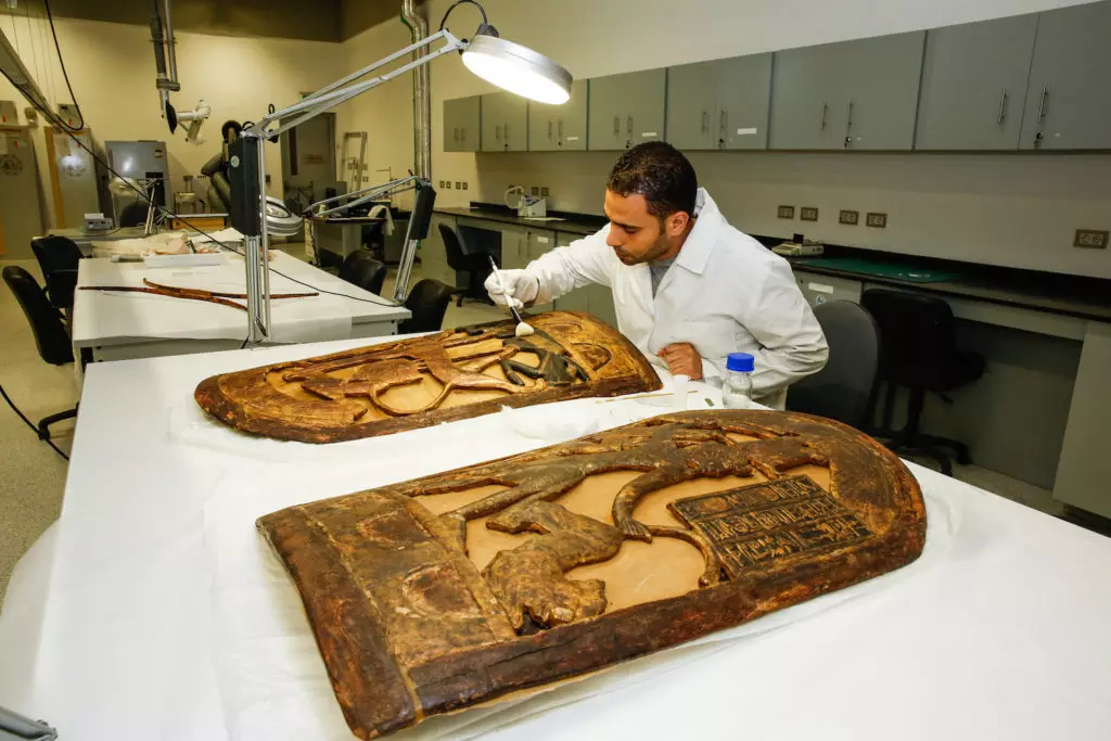 Ang tigpasig-uli nga si Ahued El Sheikka nagpahigayon ug kompletong pagpasig-uli sa duha ka taming gikan sa lubnganan ni Tutankhamen. Litrato sa maayong kabubut-on sa Philippe Bourseiller/Getty Images Reportage.