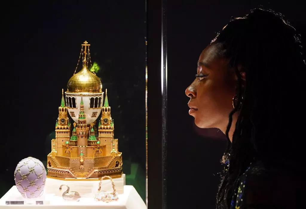 „Láska, přátelství a nestydaté společenské lezení“: Nová show odhaluje příběh Fabergého opulentního ateliéru na výrobu vajec