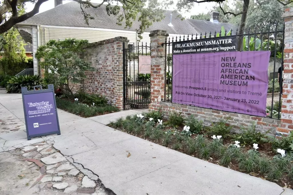 Fuera del Museo Afroamericano de Nueva Orleans. Foto de Ben Davis.