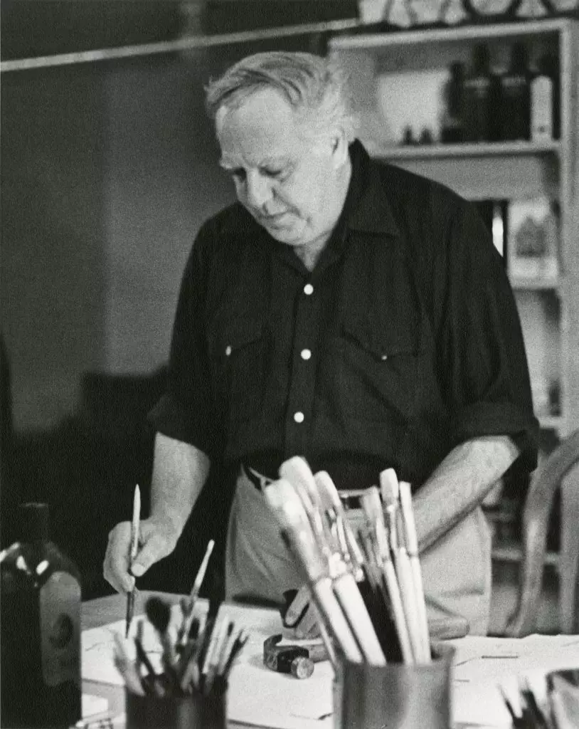 Philip Guston en sia studio. 1970. Foto: Frank K. Lloyd. Ĝentileco de The Guston Foundation kaj la Muzeo de Belartoj, Boston.