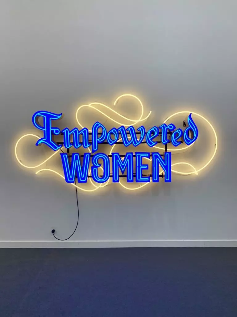 Andrea Bowers, Empowered Women fan Andrew Kreps by Frieze New York 2019. Foto troch Sarah Cascone.