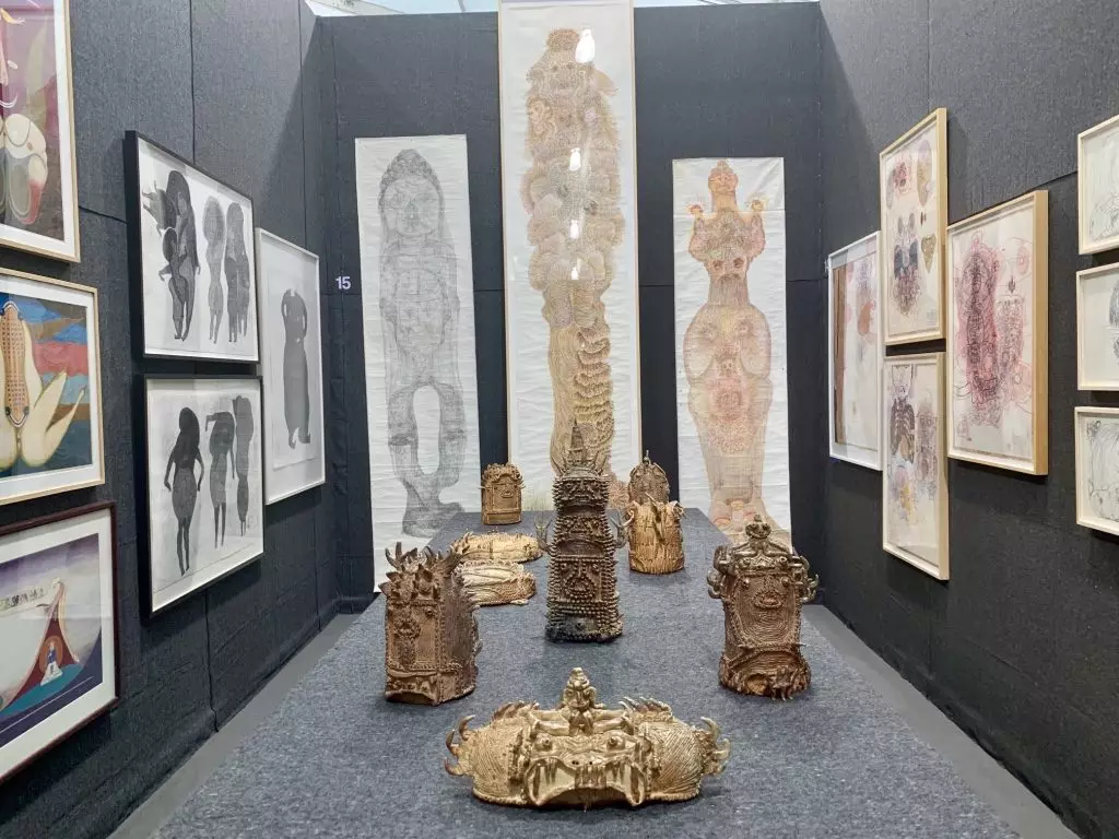 De stand fan 'e Outsider Art Fair yn Frieze New York 2019. Foto troch Sarah Cascone.