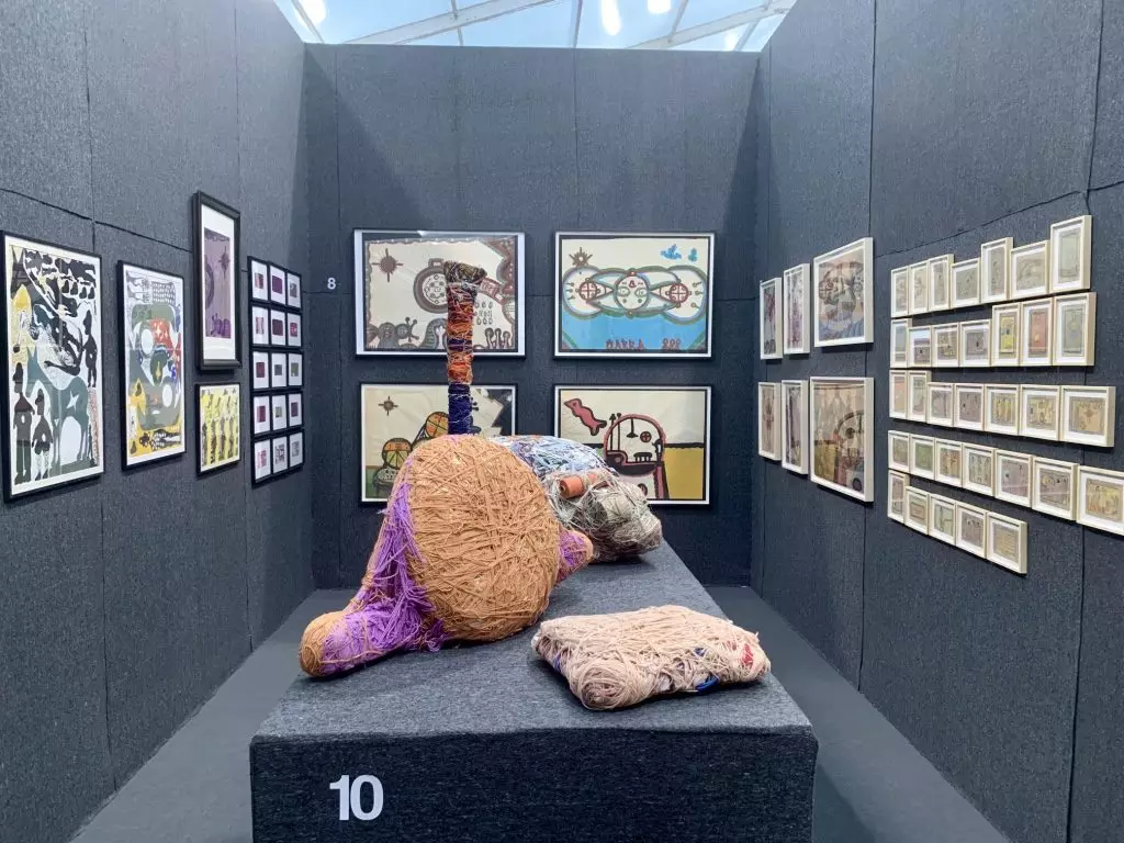 De stand fan 'e Outsider Art Fair yn Frieze New York 2019. Foto troch Sarah Cascone.