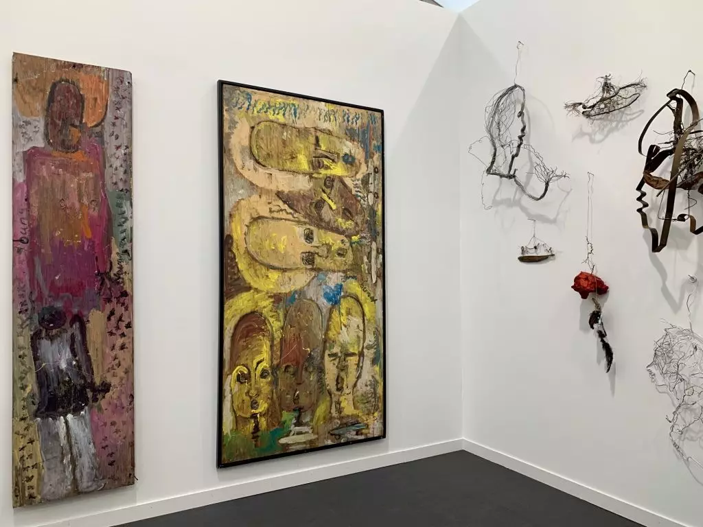 Wurk fan Purvis Young en Lonnie Holley by James Fuentes Gallery yn Frieze New York 2019. Foto troch Sarah Cascone.