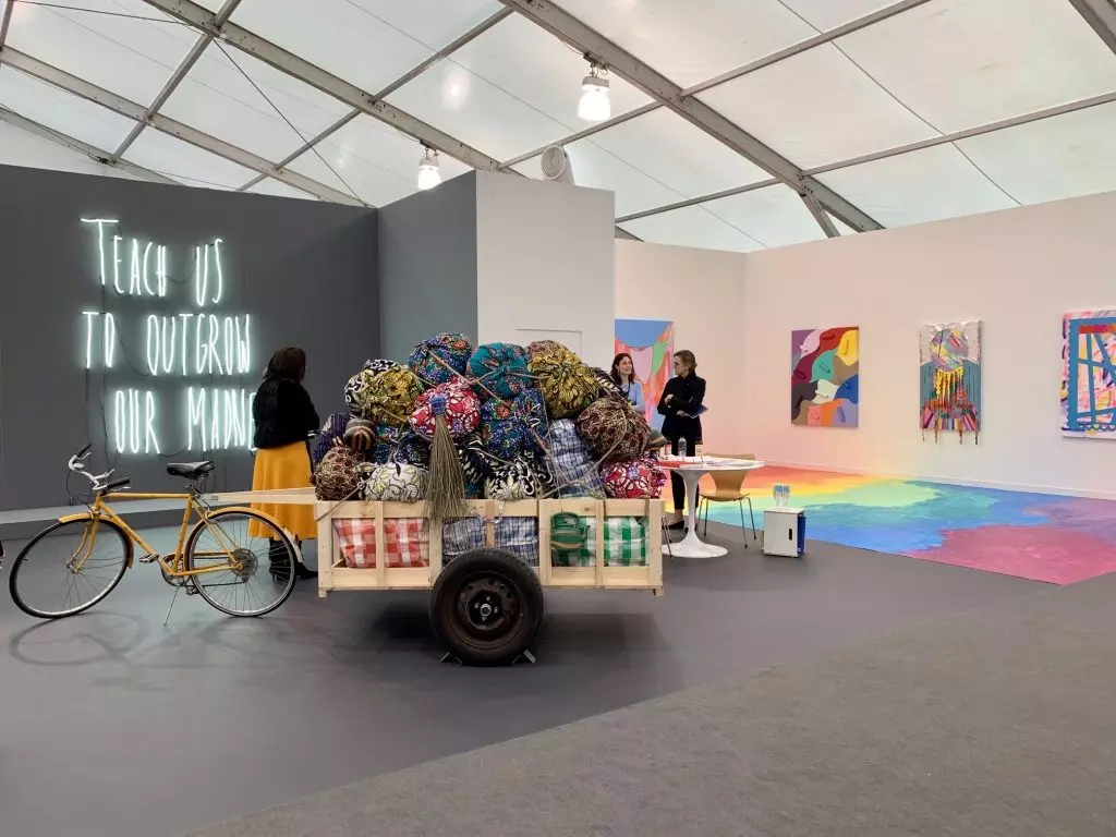 Umsebenzi ka-Alfredo Jaar, uBarthelemy Toguo, kunye noSarah Cain abavela eGalerie Lelong eFrieze New York 2019. Ifoto nguSarah Cascone.