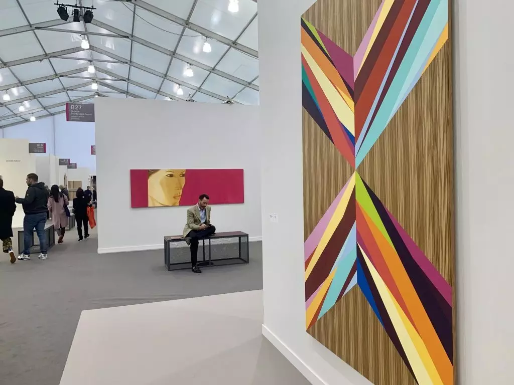 Umsebenzi ka-Odili Donald Odita ovela kuJack Shainman Gallery kunye no-Alex Katz waseGalerie Thaddaeus Ropac eFrieze New York 2019. Ifoto nguSarah Cascone.