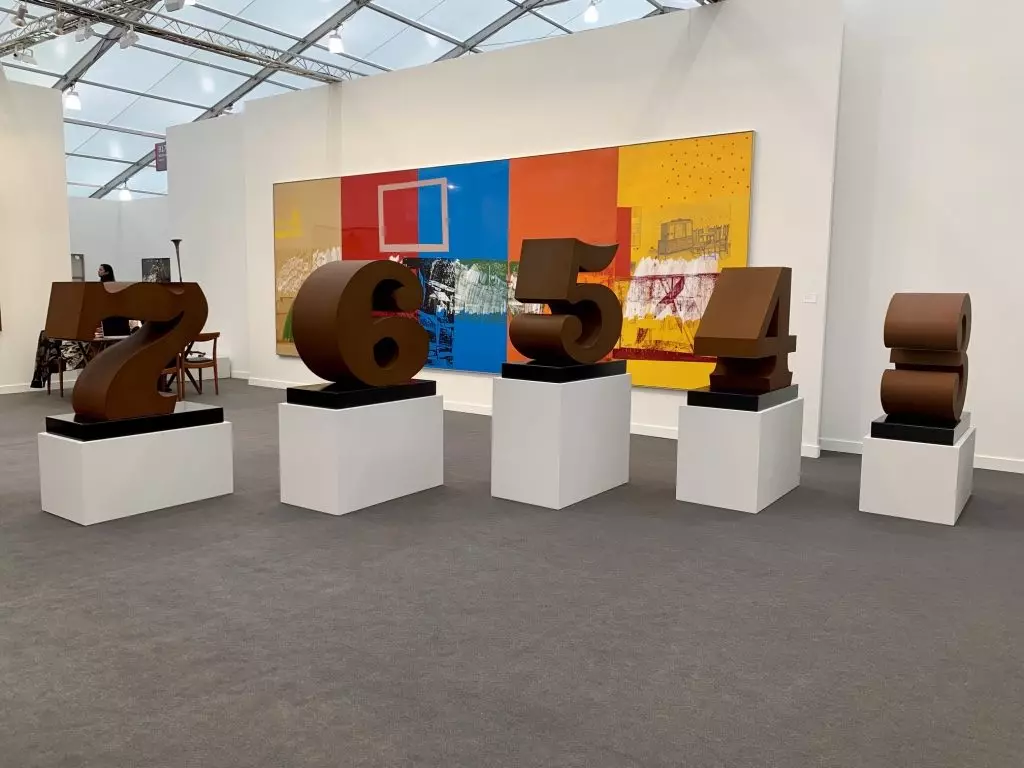 Umsebenzi kaRobert Indiana kunye noRobert Rauschenberg baseWaddington Custot eFrieze New York 2019. Ifoto nguSarah Cascone.