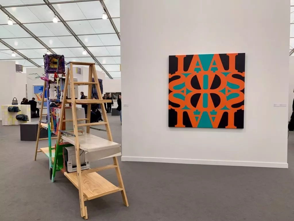 Wurk fan jessica Stockholder en General Idea by Mitchell Innes en Nash by Frieze New York 2019. Foto troch Sarah Cascone.