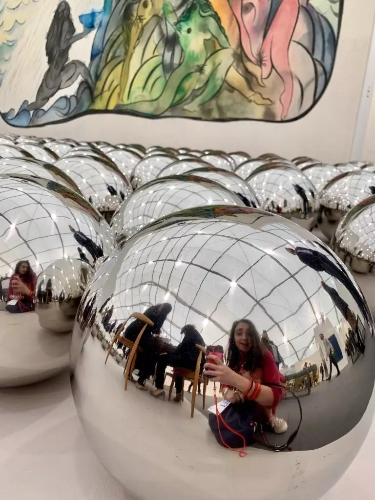 Yayoi Kusama, Narcissus Garden kunye noChris Ofili ukuba bathathe kwaye banike ukusuka eVictoria Miro eFrieze New York 2019. Ifoto nguSarah Cascone.