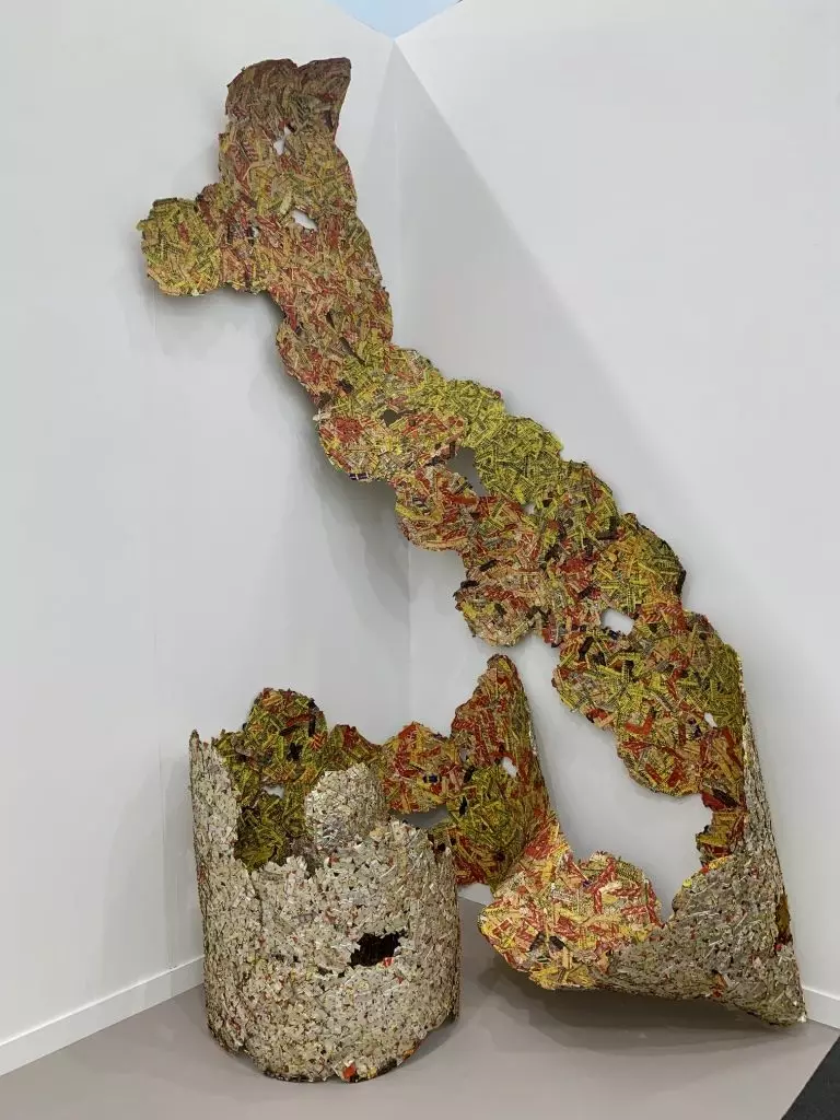 El Anatsui oololiwe bokucinga !! (2014) esuka kwiJack Shainman Gallery eFrieze New York 2019. Ifoto nguSarah Cascone.