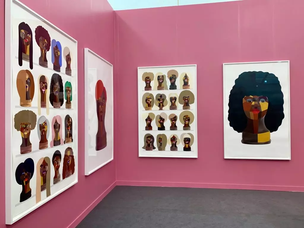 Wurk fan Derrick Adams fan Vigo Gallery yn Frieze New York 2019. Foto troch Sarah Cascone.