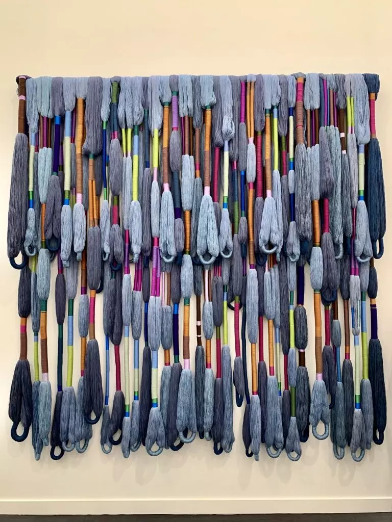 Isiqwenga sikaSheila Hicks esivela eSikkem Jenkins eFrieze New York 2019. Ifoto nguSarah Cascone.