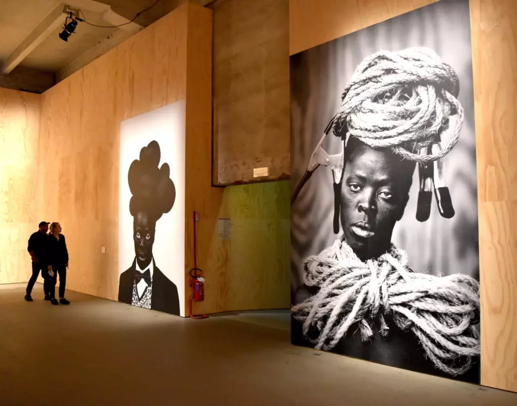 Zwee Wierker vum Zanele Muholi an der Arsenale. Bild: Ben Davis.