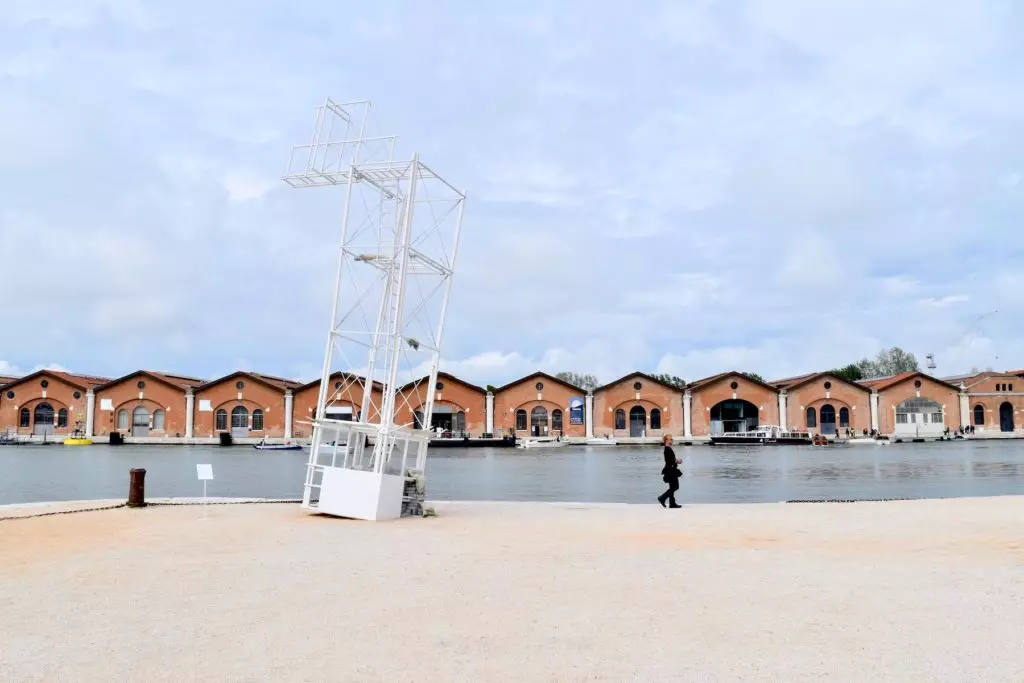 Ní Féidir É a dhéanamh go Biennale na Veinéise? Féach Saothar le Gach Ealaíontóir i Rannóg Arsenale den Taispeántas Sprawling 16012_75