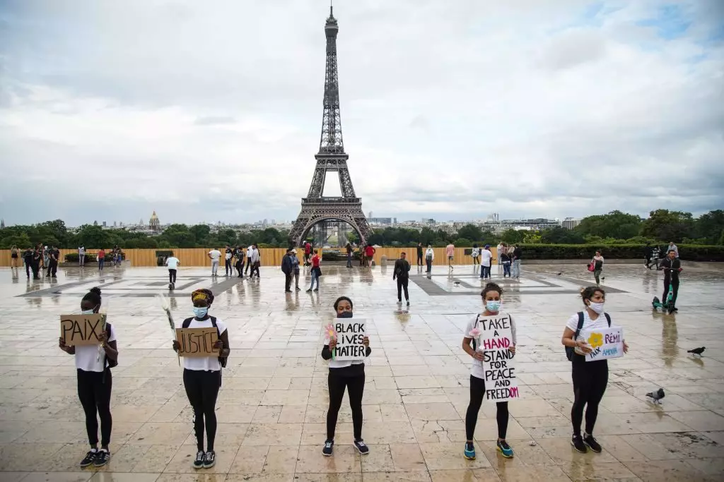 Manifestasyon Black Lives Matter sou Parvis des droits de l'homme, place du Trocadero, nan Pari 21 jen 2020. Foto: Abdulmonam M Eassa / AFP via Getty Images.