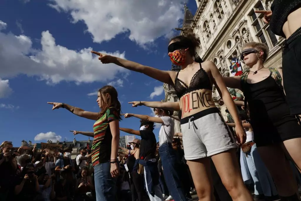 Manifestan pandan yon manifestasyon mouvman feminis yo te rele devan Meri a nan Pari, 10 jiyè 2020. Photo Mehdi Taamallah/NurPhoto via Getty Images.