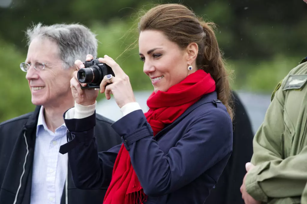 Is minic Kate Middleton, Bandiúc Cambridge, le feiceáil ag tógáil grianghraif. Grianghraf Arthur Edwards - Pool/Getty Images.