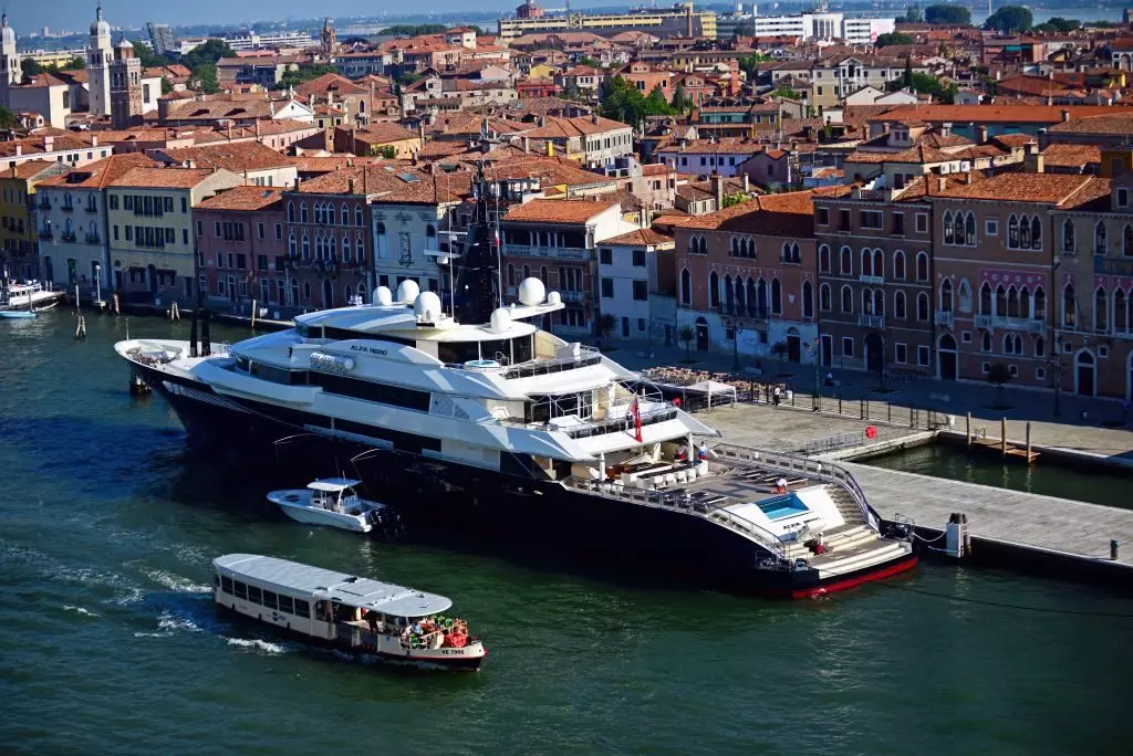 Alfa Nero, un luxoso iate en Canale della Giudecca, Venecia, Italia. (Foto de: VWPICS/Nano Calvo/Universal Images Group a través de Getty Images)