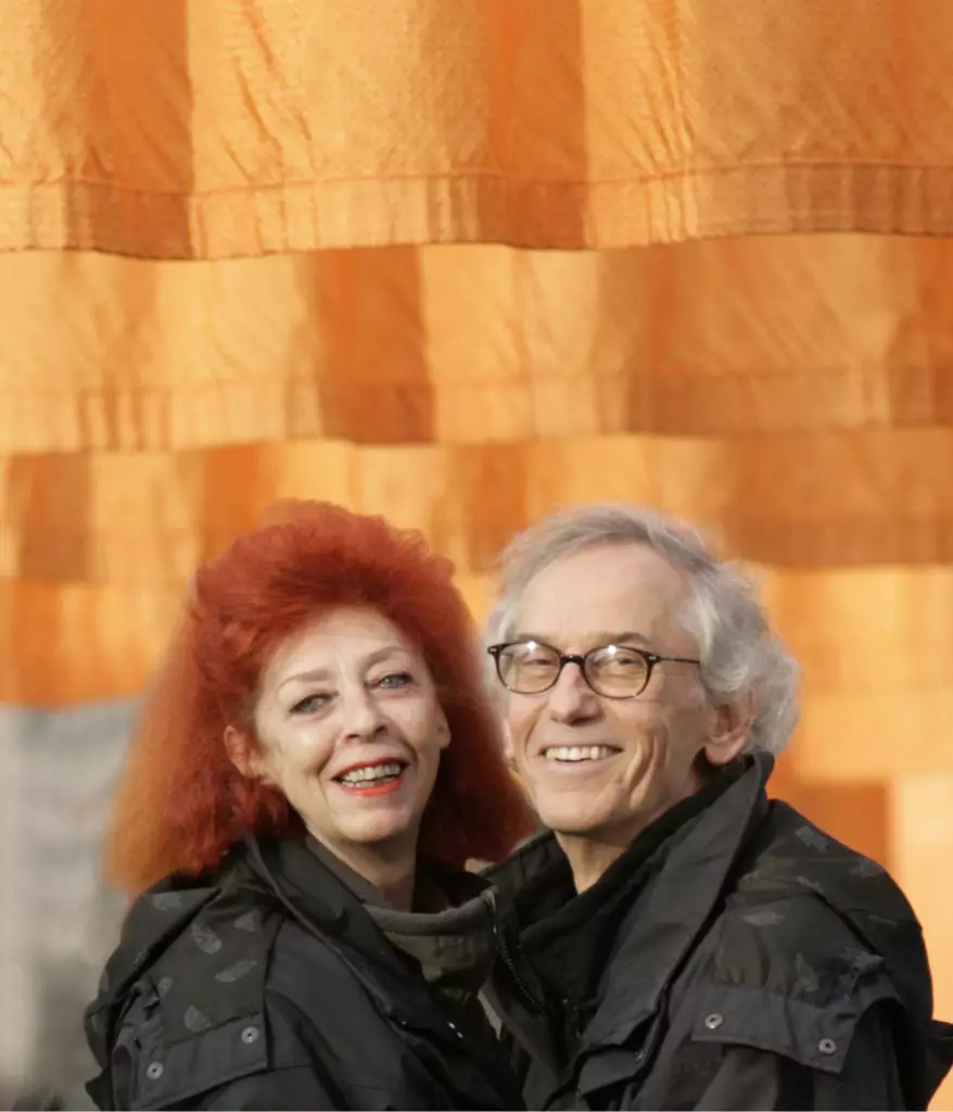 Christo ແລະ Jeanne-Claude ໃນລະຫວ່າງການເຮັດວຽກຂອງສິລະປະ The Gates, Central Park, New York (2005). ຮູບພາບໂດຍ Wolfgang Volz, ©Christo, 2005.