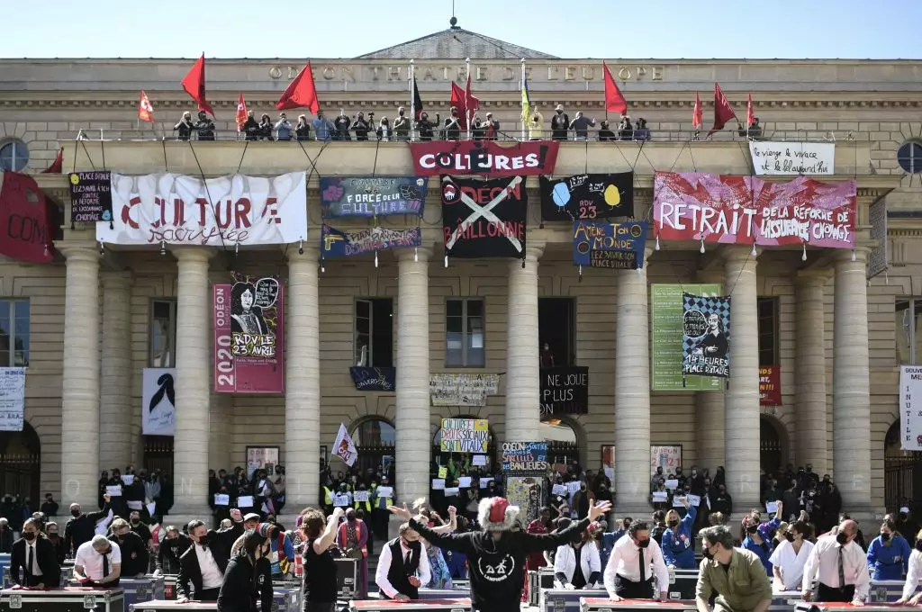 Kilidlənməyə etiraz etmək üçün Fransada teatrları zəbt edən mədəniyyət işçiləri istehzalı bir bükülmə ilə onların yenidən açılmasına mane olurlar.