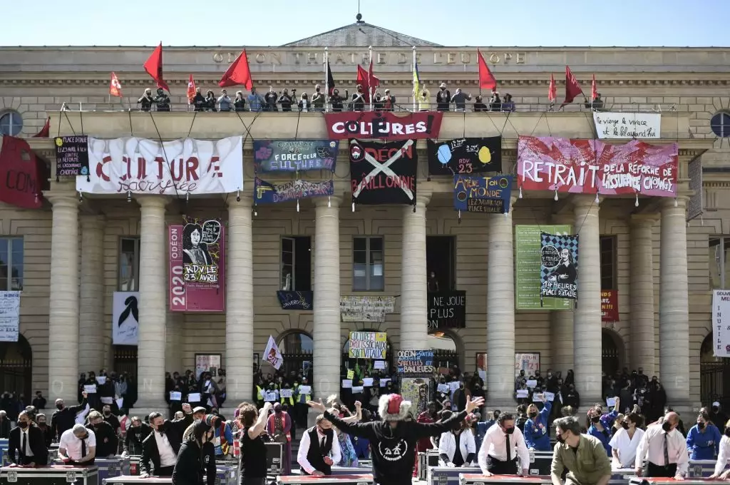 Betogers voer 'n opvoering tydens 'n betoging van werkers in die vermaaklikheids- en kultuursektor buite die besette Odeon-teater teen 'n hervorming van die werkloosheidsversekering, in Parys op 23 April 2021. Foto: Stephane de Sakutin/AFP via Getty Images.