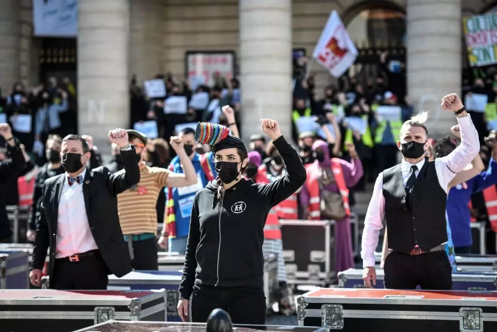 Betogers buite die besette Odeon-teater teen 'n hervorming van die werkloosheidsversekering, in Parys op 23 April 2021. Foto: Stephane de Sakutin/AFP via Getty Images.