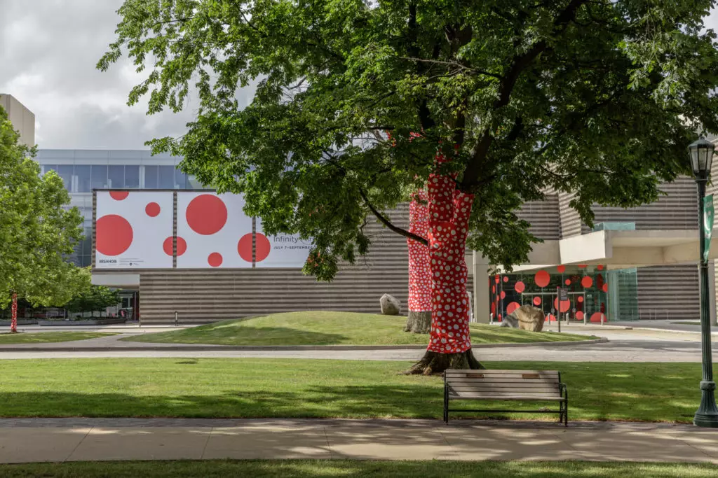 Vues d'installation de Yayoi Kusama, Ascension of Polkadots on the Trees au Cleveland Museum of Art. Photo de David Brichford, avec l'aimable autorisation du Cleveland Museum of Art, ©Yayoi Kusama.