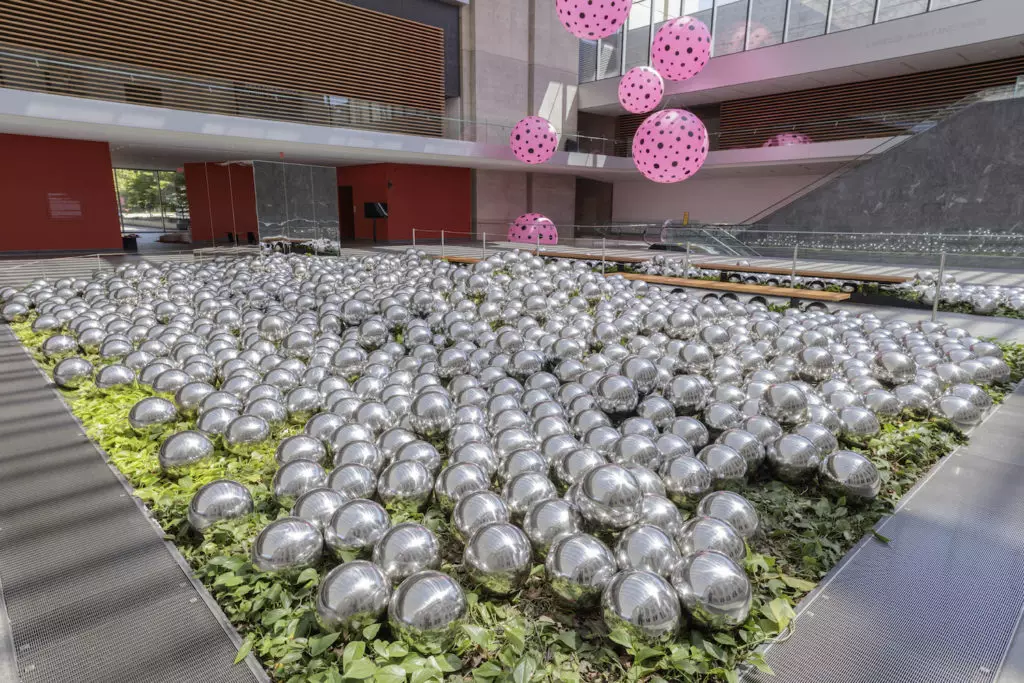 Vue d'installation de Yayoi Kusama, Narcissus Garden à