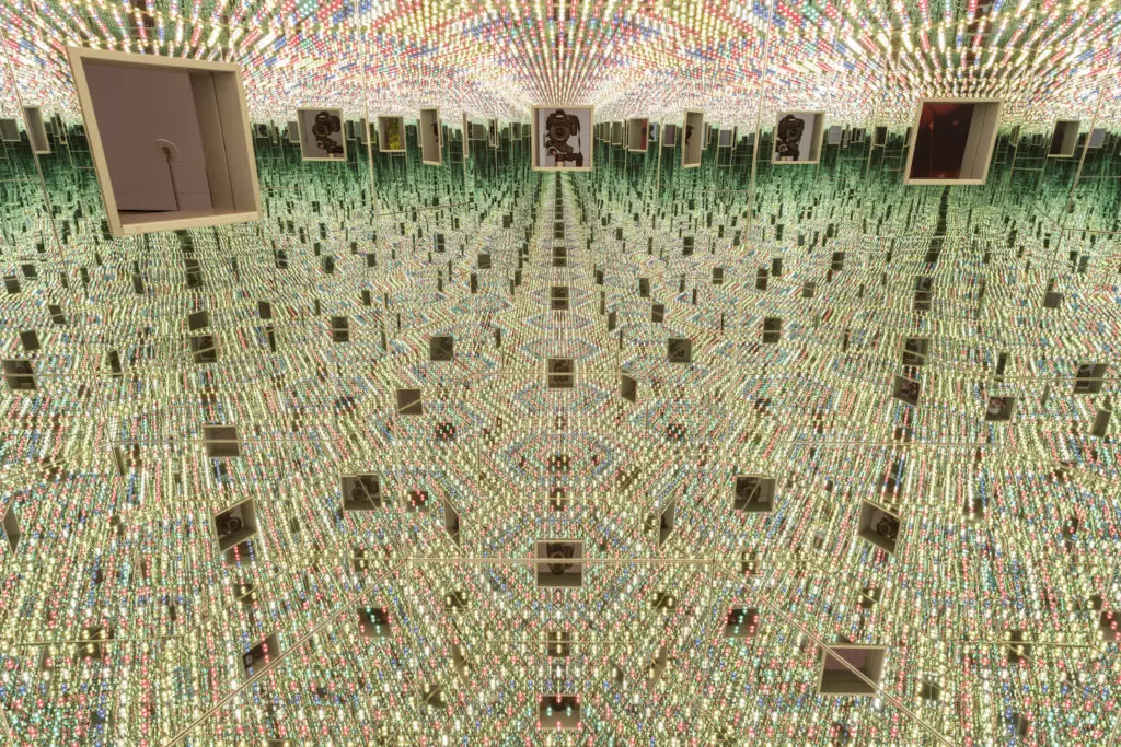 ינסטאַללאַטיאָן מיינונג פון Yayoi Kusama, Infinity Mirrored Room - Love Forever (1966/94) אין