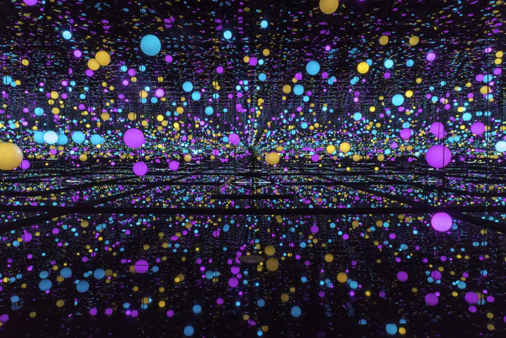 Yayoi Kusama, Infinity Mirrored Room - Brilliance of the Souls (2014). פאָטאָ העפלעכקייט פון דער מוזיי MACAN, © Yayoi Kusama.