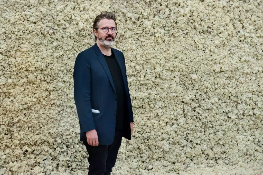 Olafur Eliasson ing jejere instalasi seni kanthi judhul Moss Wall ing Tate Modern ing London tanggal 9 Juli 2019. Foto Judith Burrows / Hulton Archive / Getty Images.