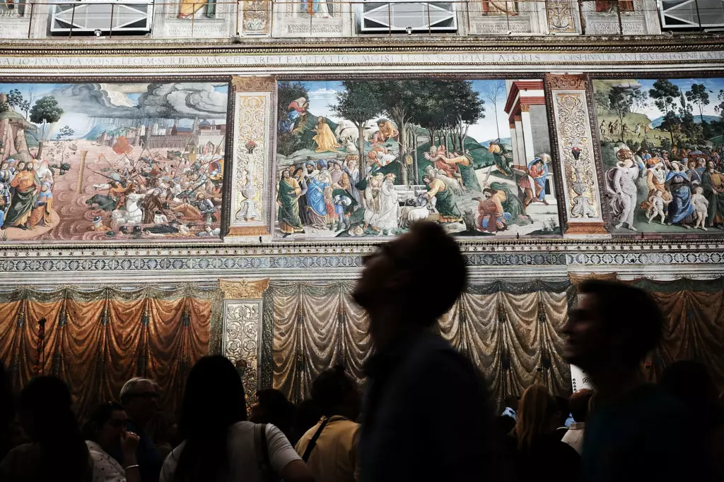 Ein Besuch der Sixtinischen Kapelle ist nur eines von vielen virtuellen Kunsterlebnissen, die Sie von zu Hause aus erleben können. Foto von Spencer Platt/Getty Images.