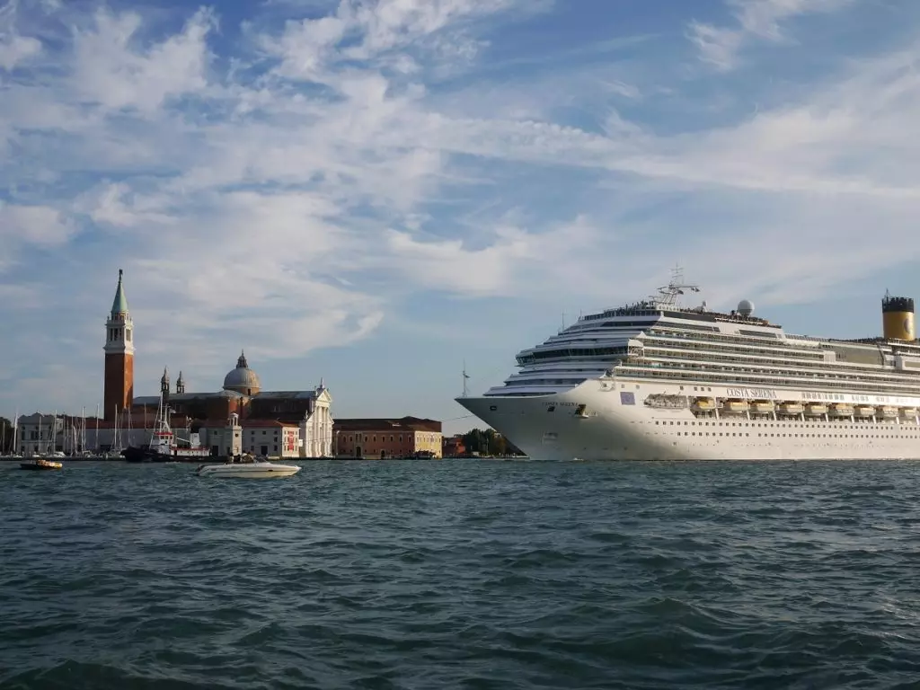 Ang cruise ship na Costa Serena ay naglalayag sa harap ng San Giorgio Maggiore sa Venice. Larawan ni Marie-Lan Nguyen, Creative Commons 2.0 Generic na lisensya.