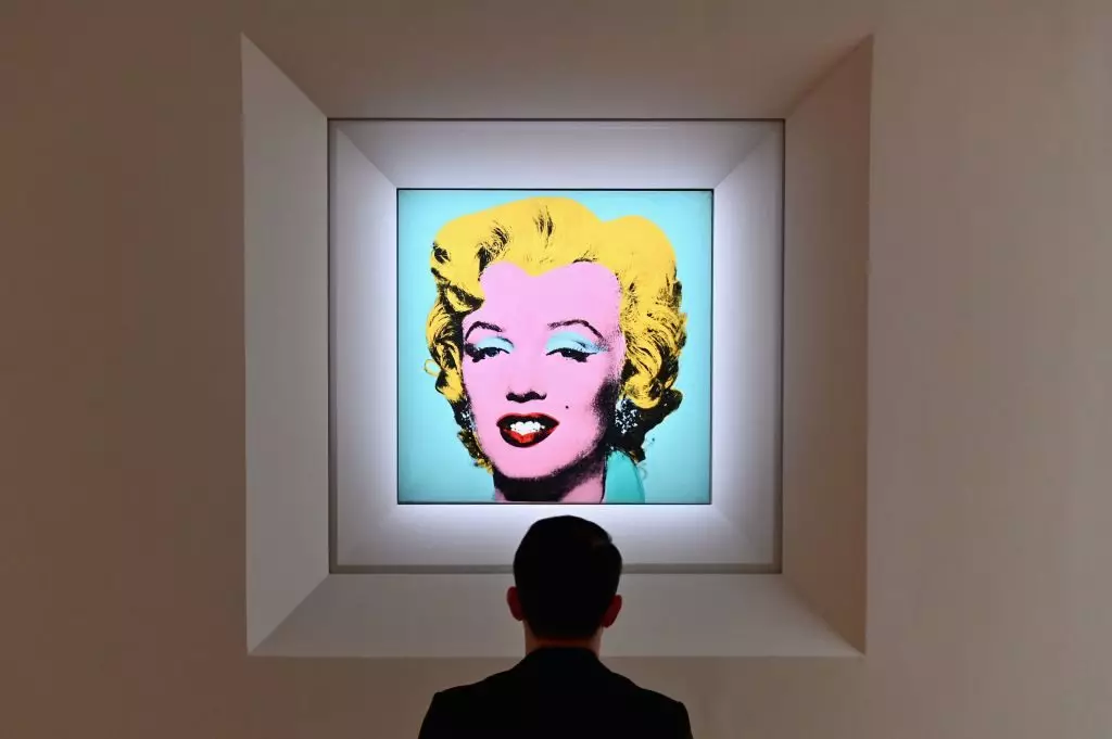 Murume anotarisa Andy Warhol's Shot Sage Blue Marilyn panguva yaChristie's 20th and 21st Century art preview paChristie's New York musi wa29 Kubvumbi 2022 muNew York City. (Mufananidzo naAngela Weiss / AFP) (Mufananidzo naANGELA WEISS/AFP kuburikidza neGetty Images)