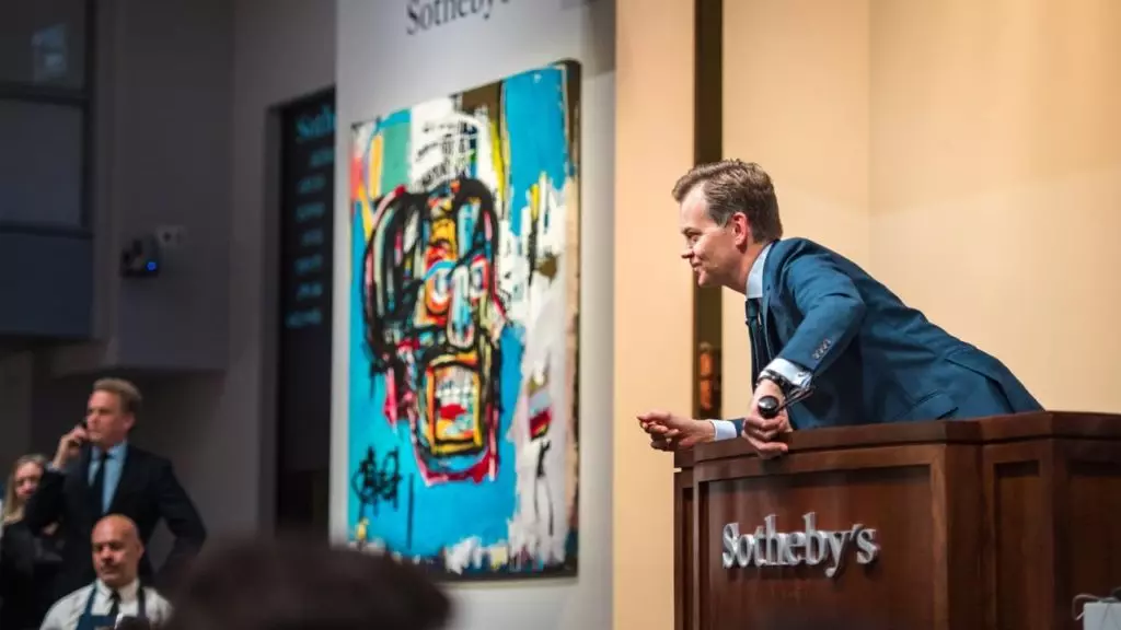 Fa'atautu'i Oliver Barker i Sotheby's ia Me 2017 fa'atautu'i o Jean-Michel Basquiat's Untitled (1982). Ata fa'aaloaloga a Sotheby's.